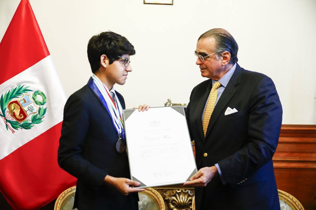 Congreso homenajea a estudiante olímpico por ganar medallas de plata ...