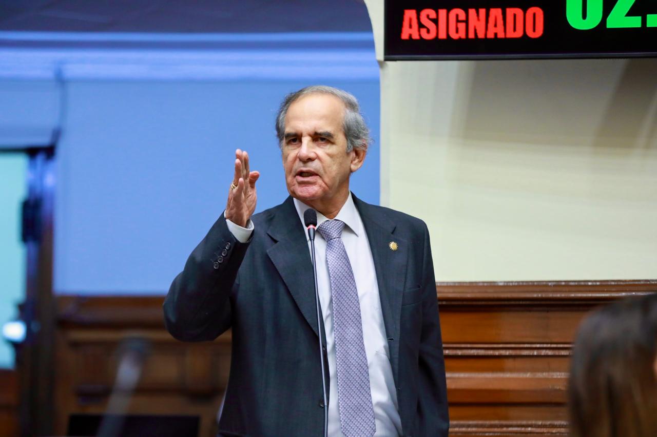 Entrevista al congresista Roberto Chiabra, representante por Lima ...