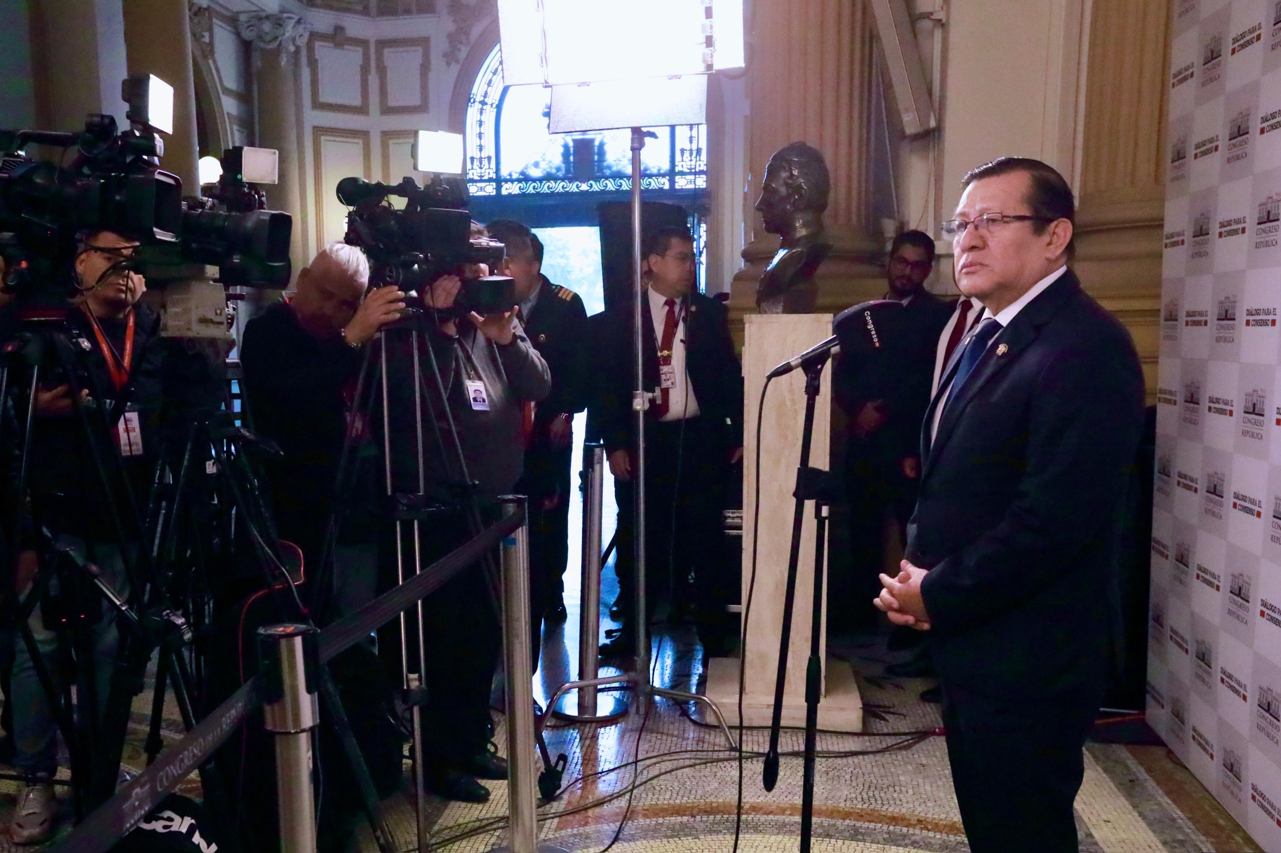 Declaraciones a la prensa del presidente del Congreso, Eduardo Salhuana ...