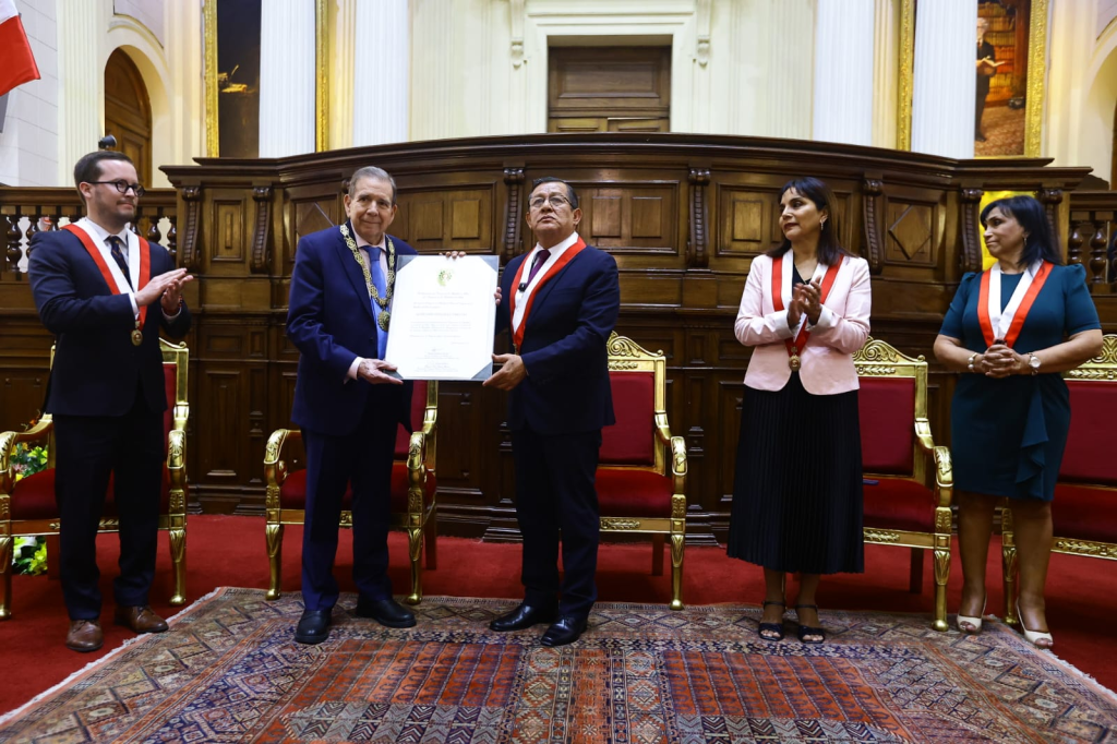 Eduardo Salhuana Cavides otorgó Medalla del Congreso en el grado de ...
