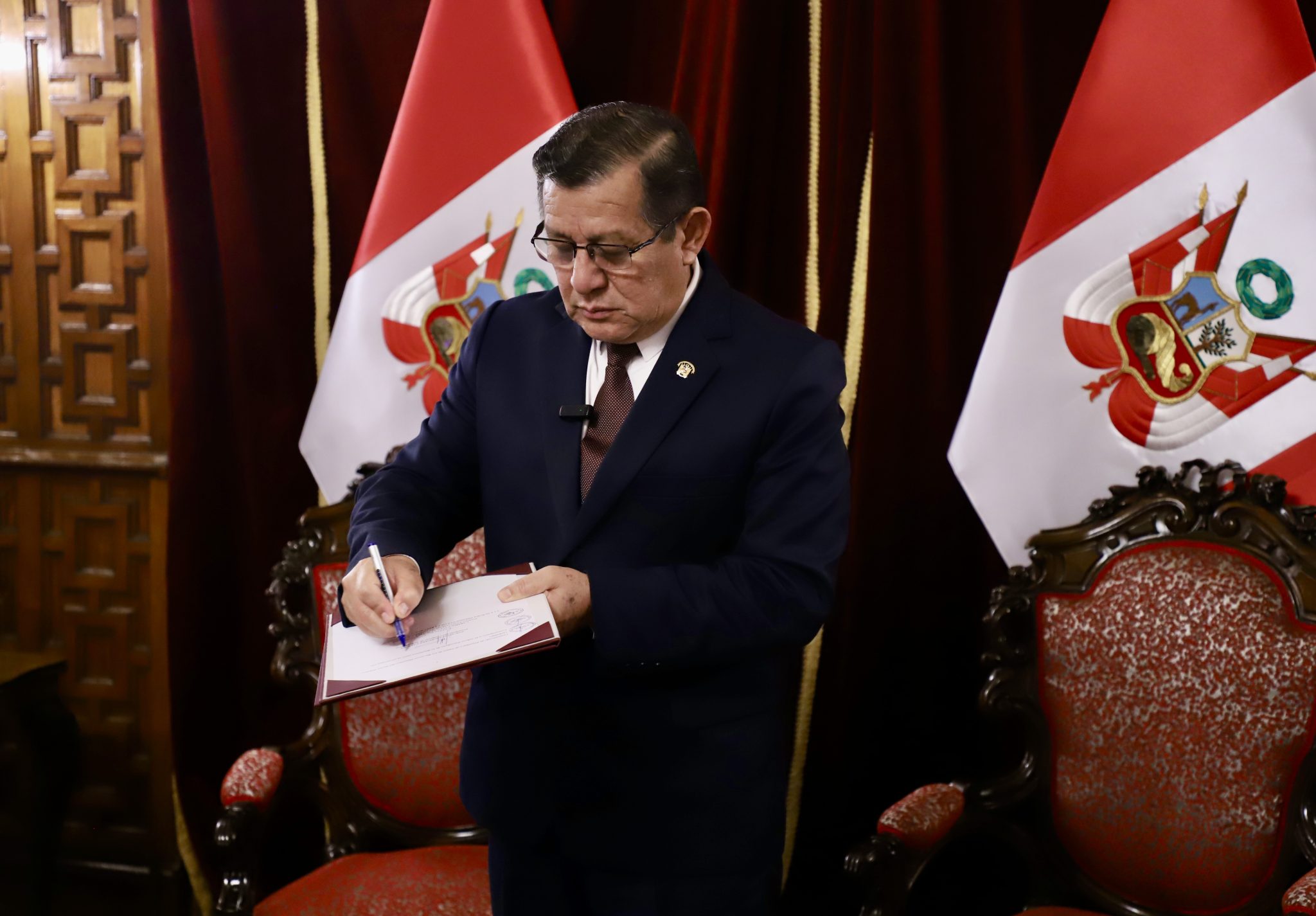 Eduardo Salhuana firmó autógrafas de ley para atender demandas de ...